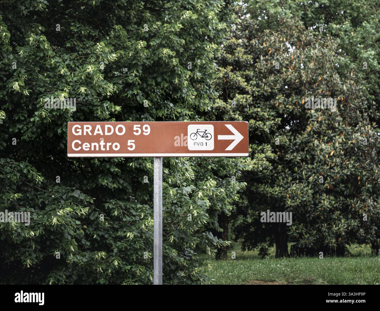 Brown road sign indicating hi-res stock photography and images - Alamy