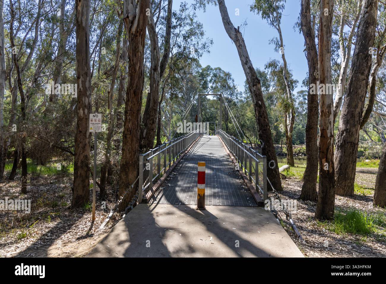 The suspension bridges in Bullawah Cultural Trail, Wangaratta Australia ...
