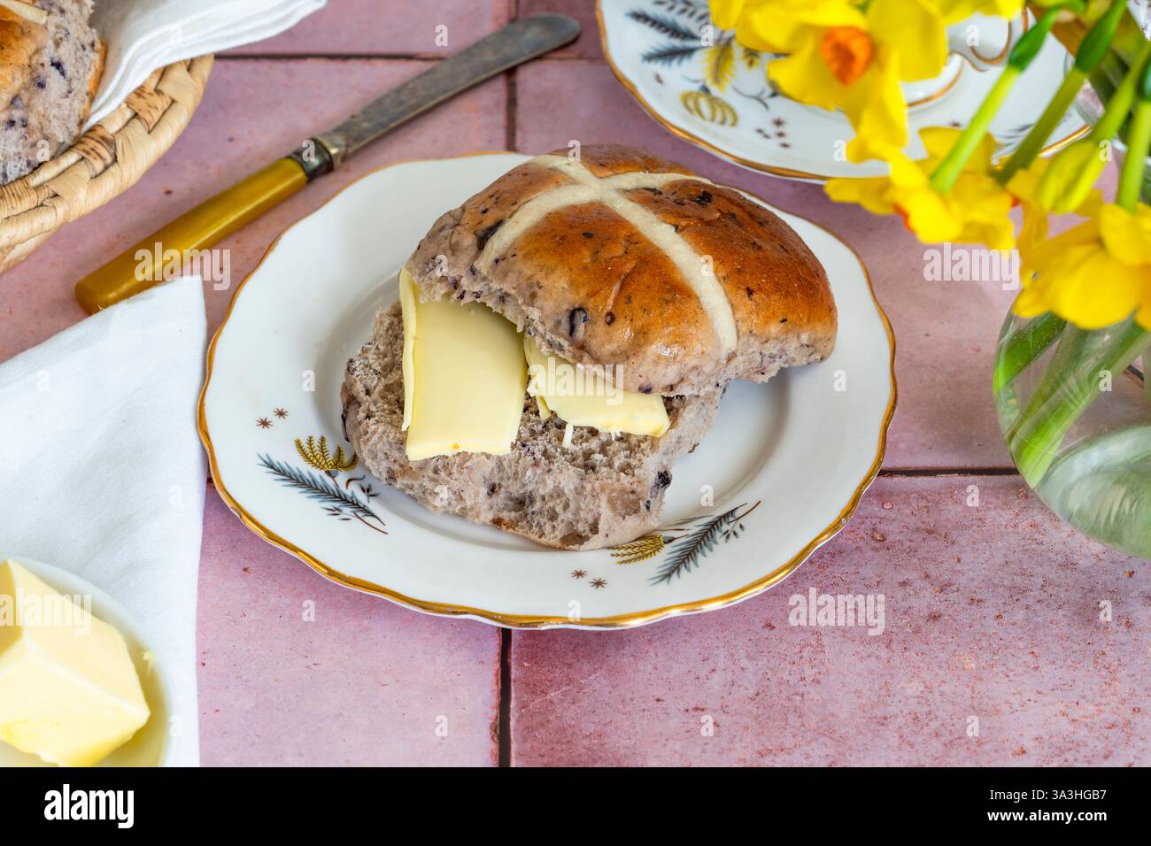 Hot cross buns - traditional Easter food Stock Photo - Alamy