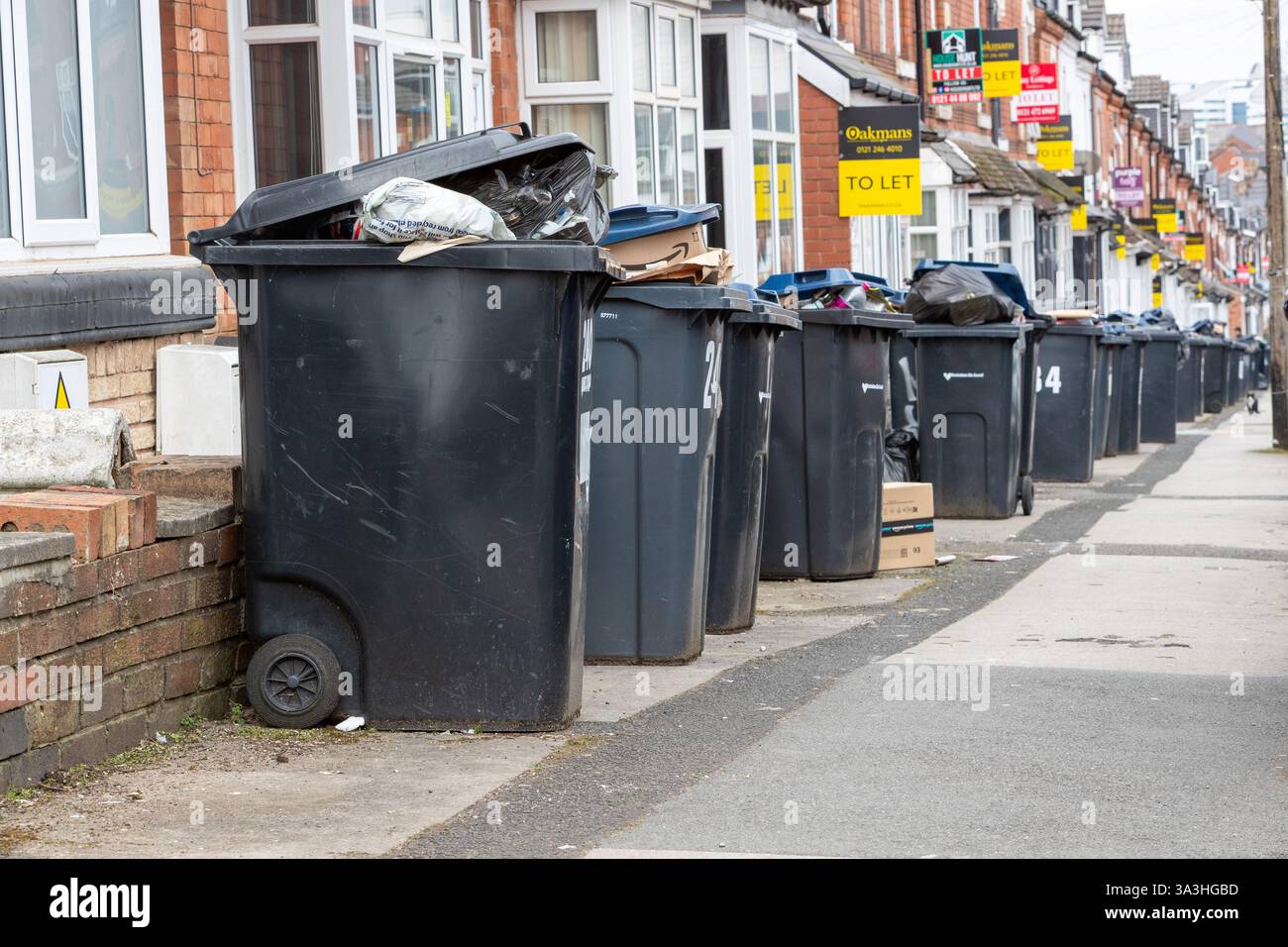 Birmingham, UK. 16th Mar, 2025. Overflowing bins lie uncollected on the streets of Selly Oak in ...