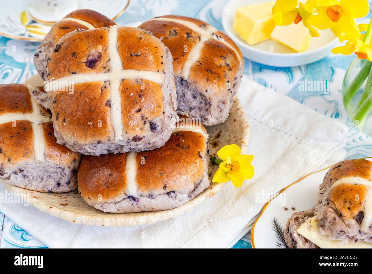 Hot cross buns - traditional Easter food Stock Photo - Alamy