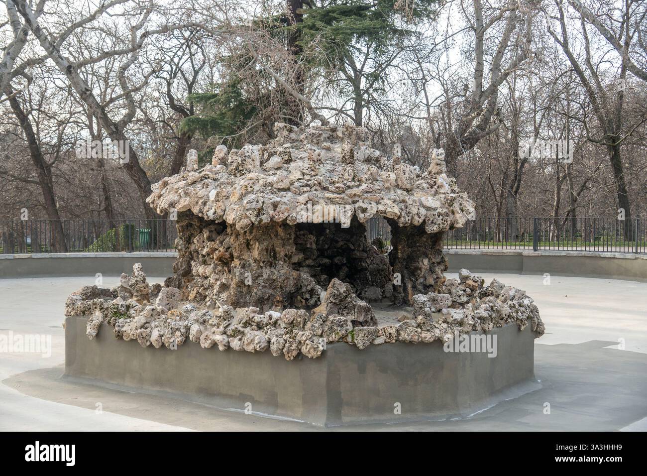 A statue in the park, surrounded by lush green trees Stock Photo - Alamy