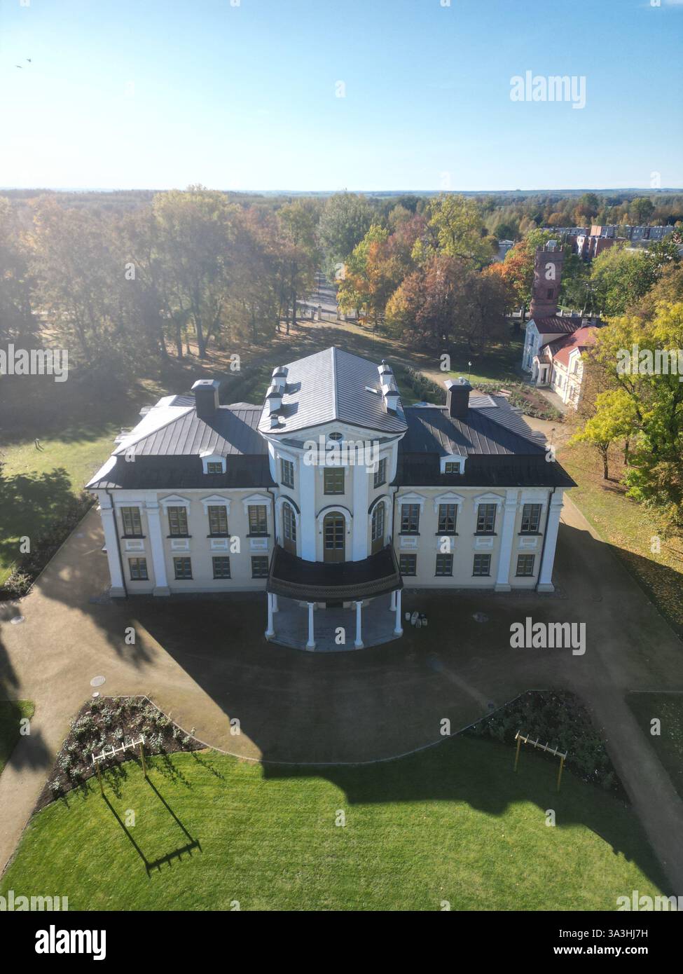 Historic mansion surrounded hi-res stock photography and images - Alamy