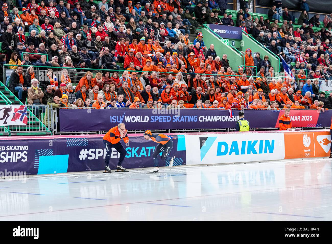 Hamar, Norway. 16th Mar, 2025. HAMAR, NORWAY - MARCH 16: Chris Huizinga of Netherlands in front ...