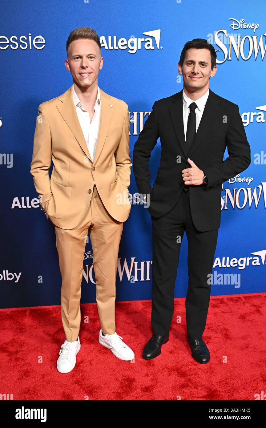 Justin Paul und Benj Pasek bei der Weltpremiere des Kinofilms 'Snow ...