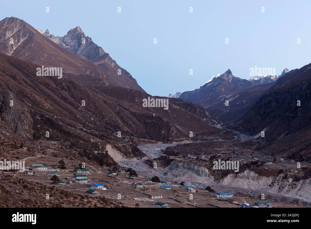 Mountain village of Thame in Sagarmatha national park, Himalayas, Nepal ...