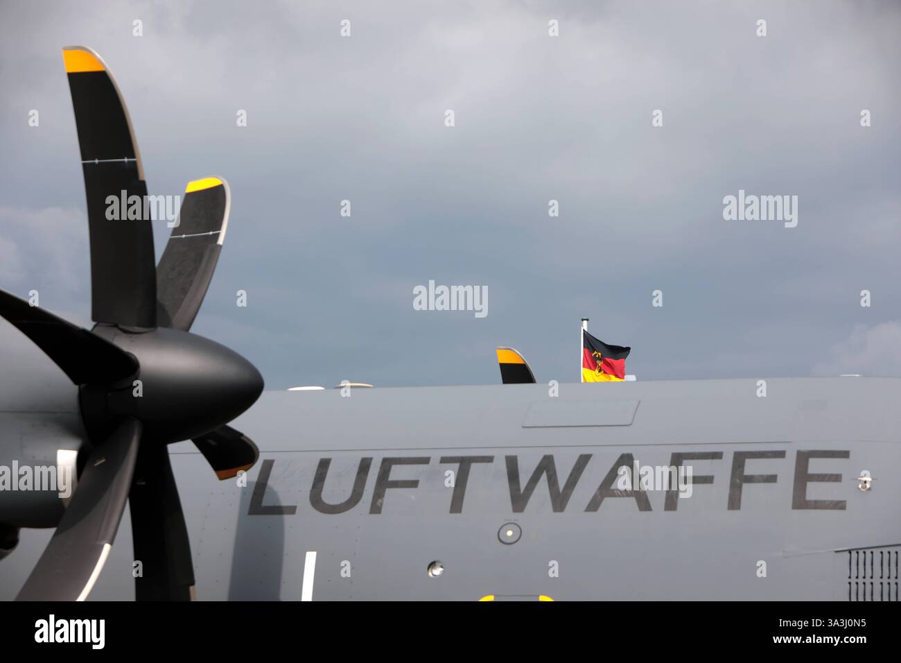 Schriftzug Luftwaffe mit Deutschlandflagge im Hintergrund. Symbolbild ...
