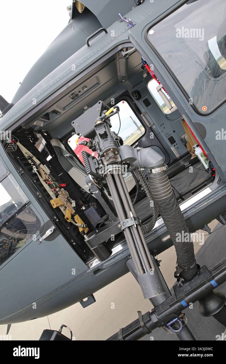 Spezialkräfte-Helikopter H145M LUH SOF mit Bewaffnung für Spezialkräfte: Sturmgewehr Heckler ...