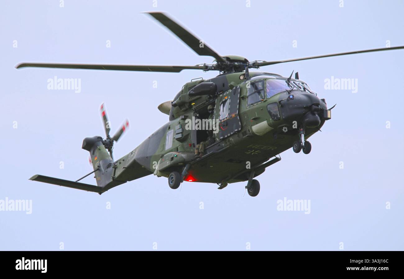 Ein Mehrzweckhubschrauber der Bundeswehr vom Typ NHI NH-90 TTH mit ...