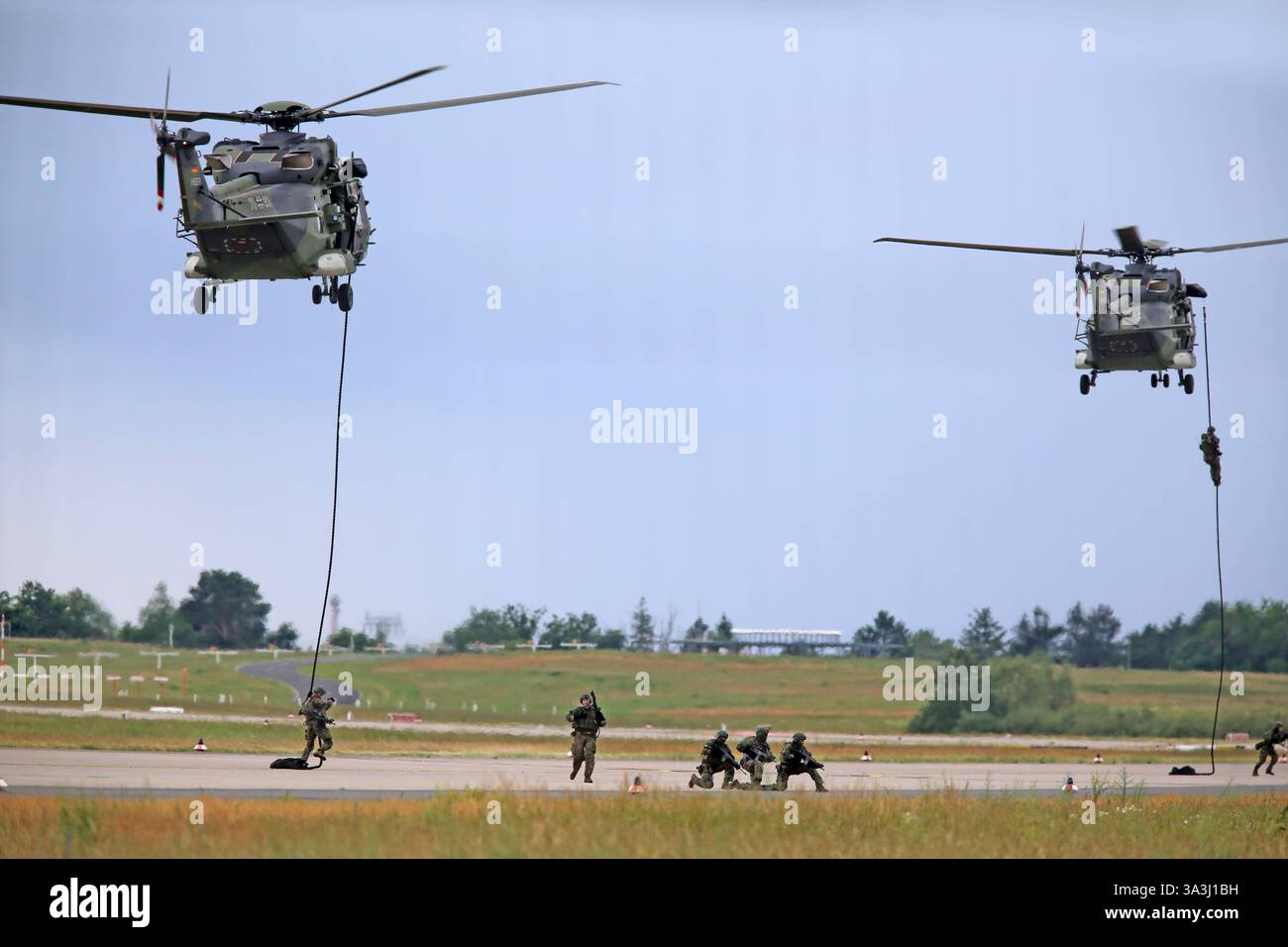 Zwei Mehrzweckhubschrauber der Bundeswehr vom Typ NHI NH-90 TTH setzen ...
