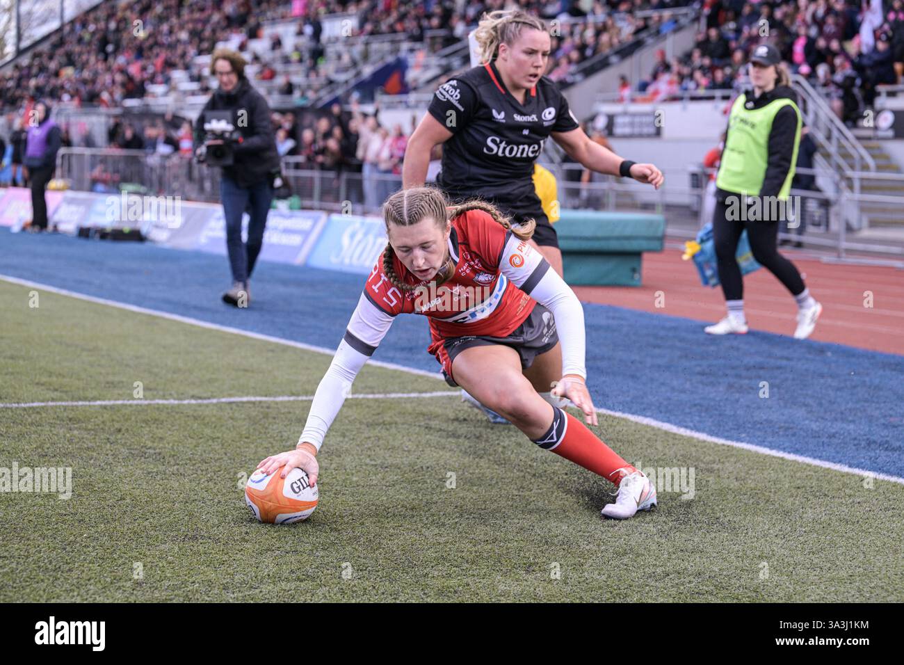 Emma Sing of Gloucester Hartpury Women runs in a try during the first ...