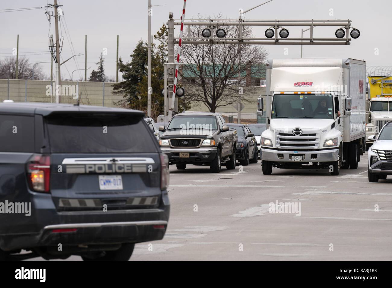 Windsor, Can. 07th Mar, 2025. Trucks and cars enter Canada after ...