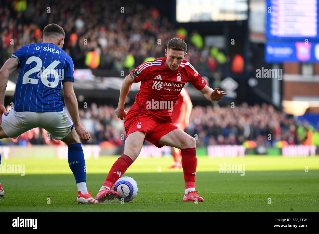 Elliott Anderson of Nottingham Forest under pressure from Dara O'Shea ...