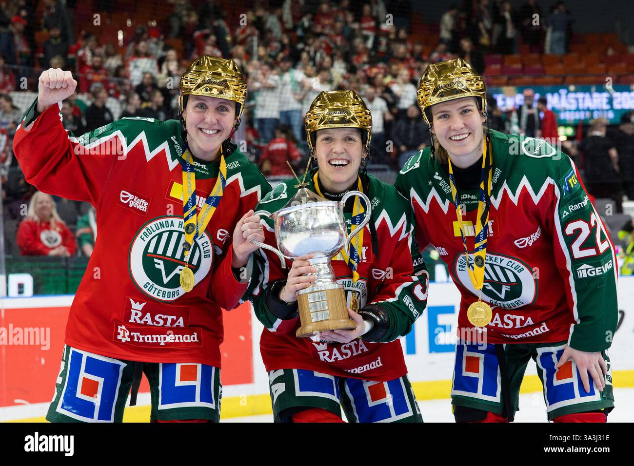 250316 Hanna Olsson, Michelle Karvinen och Andrea Dalen jublar med ...