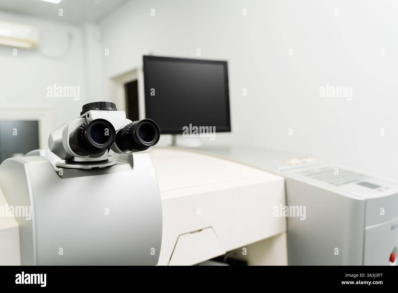 Excimer laser for eye surgery to reshape the front surface cornea of ...