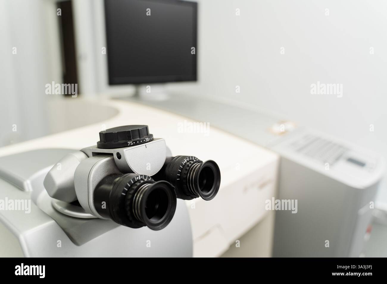 Excimer laser for eye surgery to reshape the front surface cornea of ...