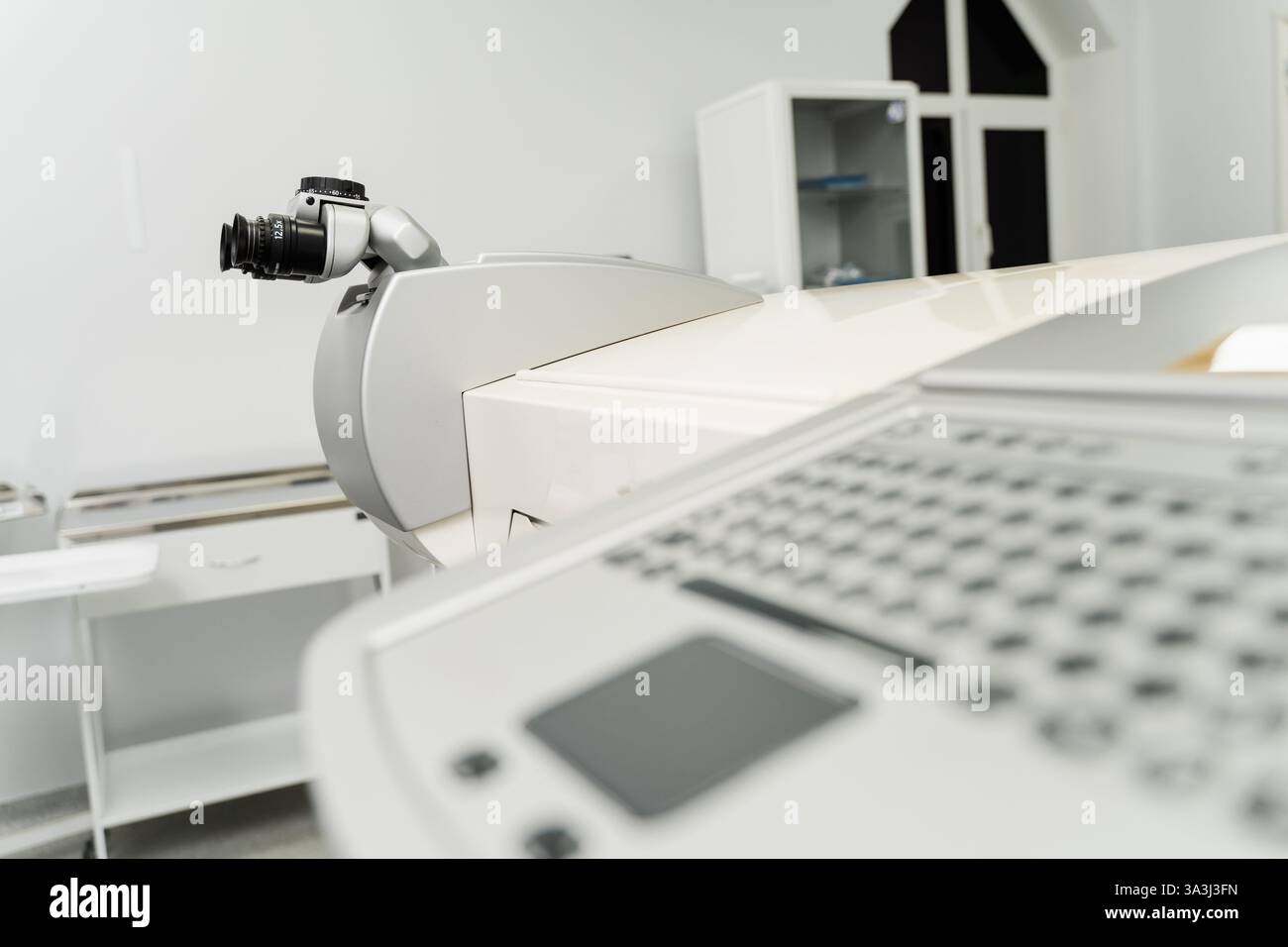 Excimer laser for eye surgery to reshape the front surface cornea of ...