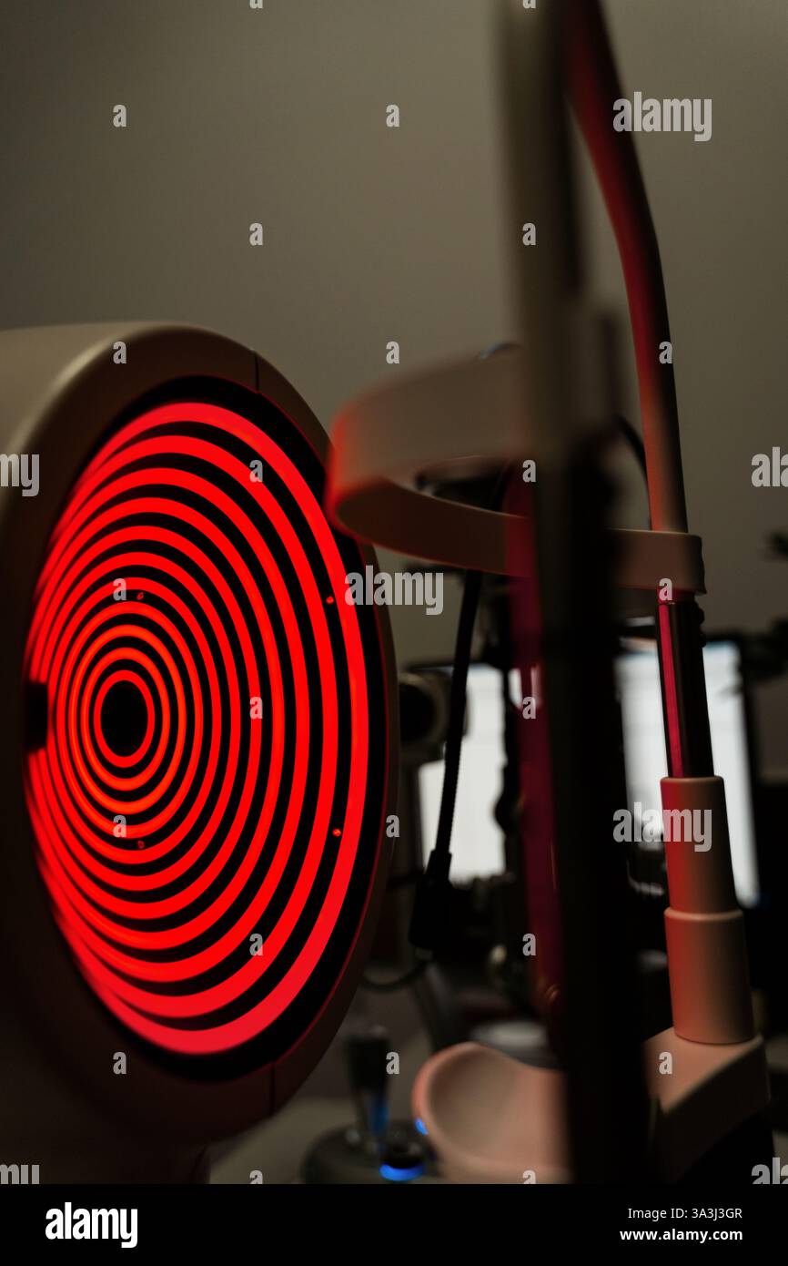 Corneal topographer shines red light for topography examination ...