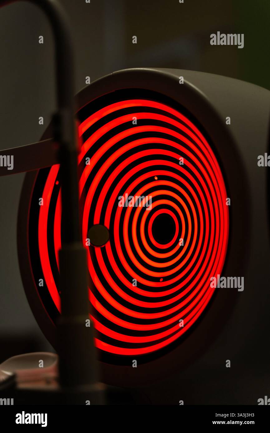 Corneal topographer shines red light for topography examination ...