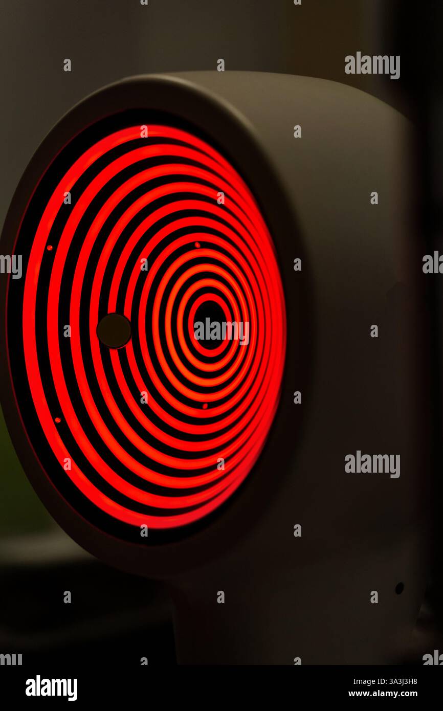 Corneal topographer shines red light for topography examination ...