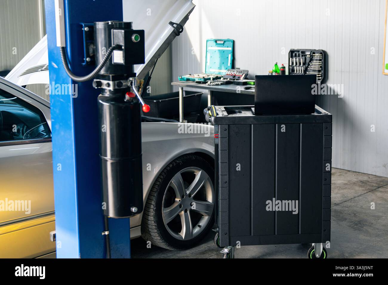 Mechanical diagnostics hi-res stock photography and images - Alamy