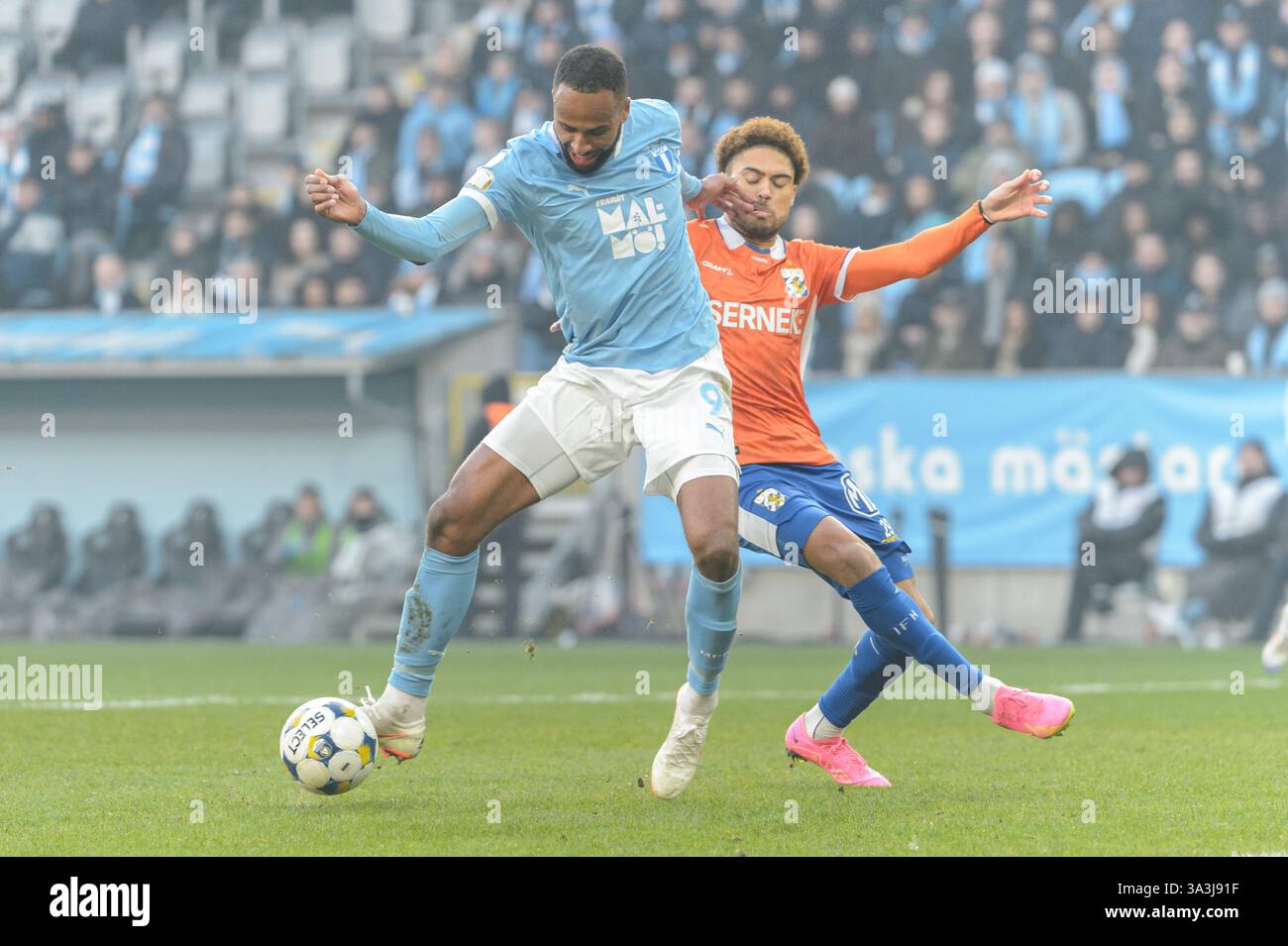250316 Malmö FFs Isaac Kiese Thelin och IFK Göteborgs Thomas Santos ...