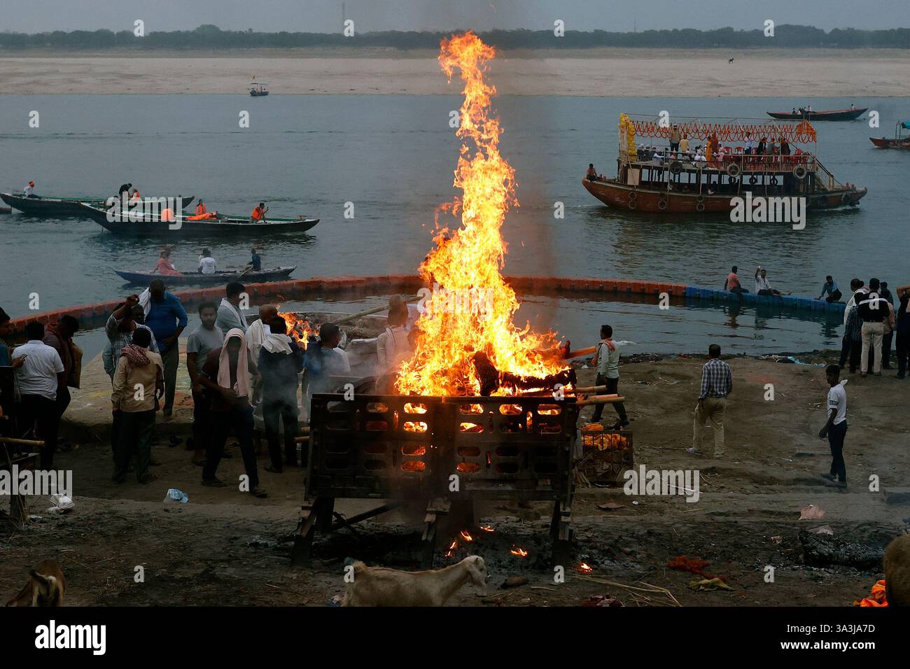 A funeral pyre at Harishchandra Ghat in Varanasi, Uttar Pradesh, India ...
