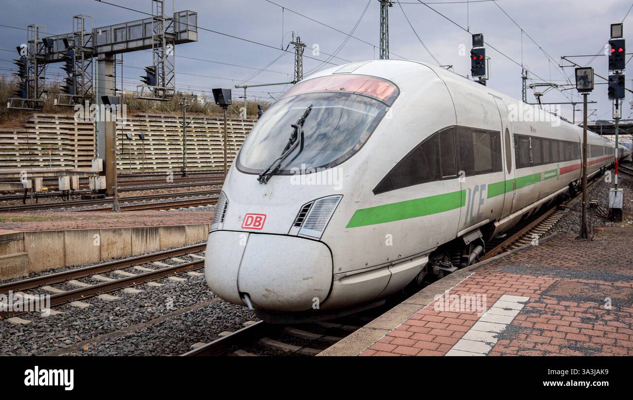 Eisenbahnverkehr im Bahnhof Kassel Wilhelmshöhe Intercity Express Zug ...