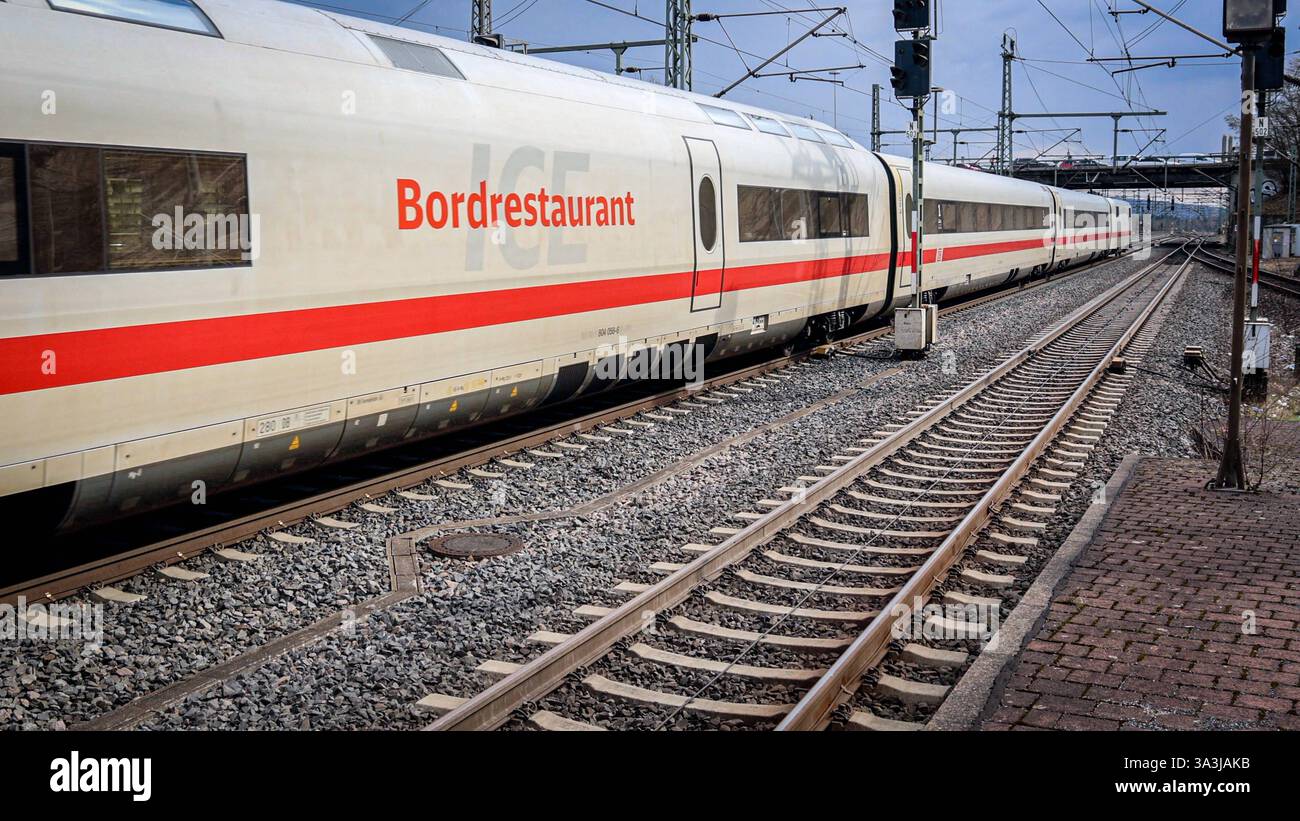 Eisenbahnverkehr im Bahnhof Kassel Wilhelmshöhe Intercity Express Zug ...