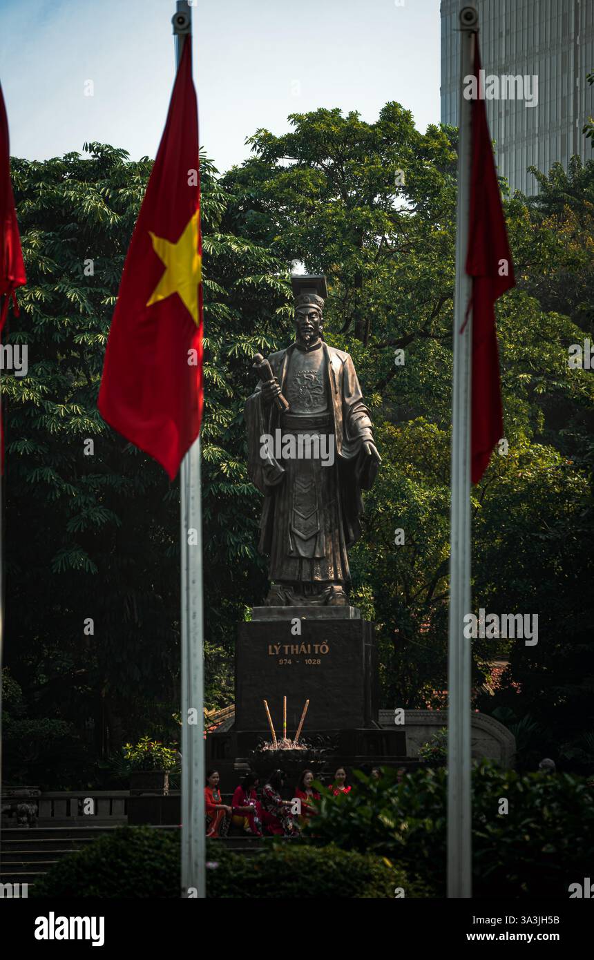 Statue of Ly Thai To in Hanoi, Vietnam Stock Photo - Alamy