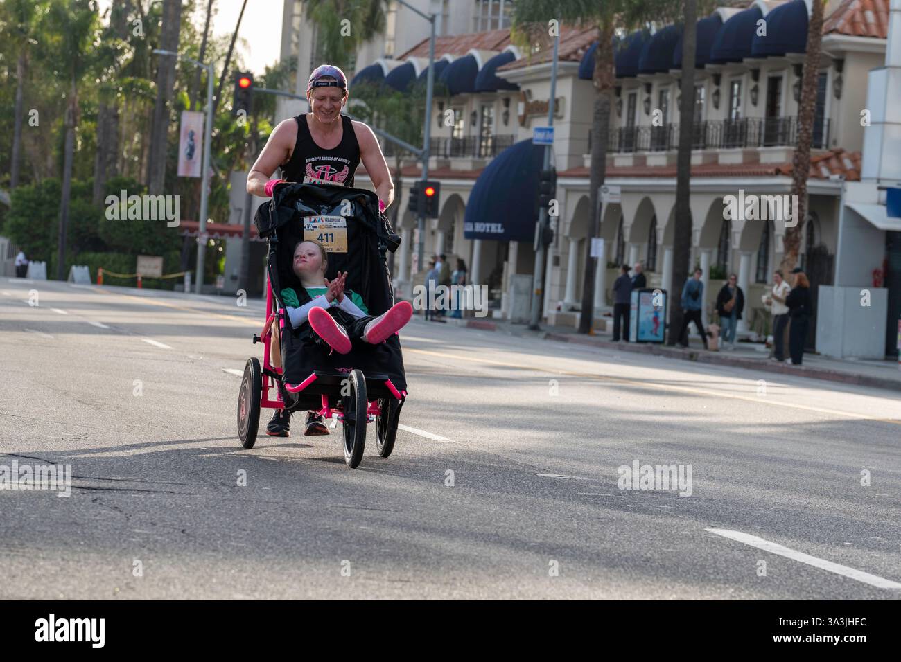 Los Angeles, USA. 16th Mar, 2025. 2025 Los Angeles Marathon/Mile 14 ...