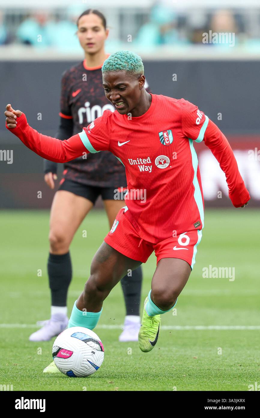 March 15, 2025: Kansas City Current forward Temwa Chawinga (6) dribbles ...
