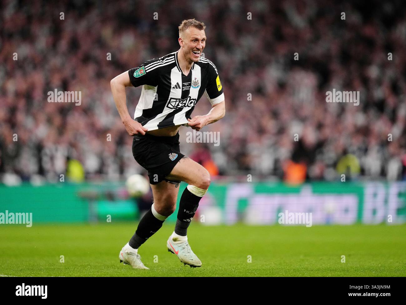 Newcastle United's Dan Burn celebrates winning the Carabao Cup final at ...