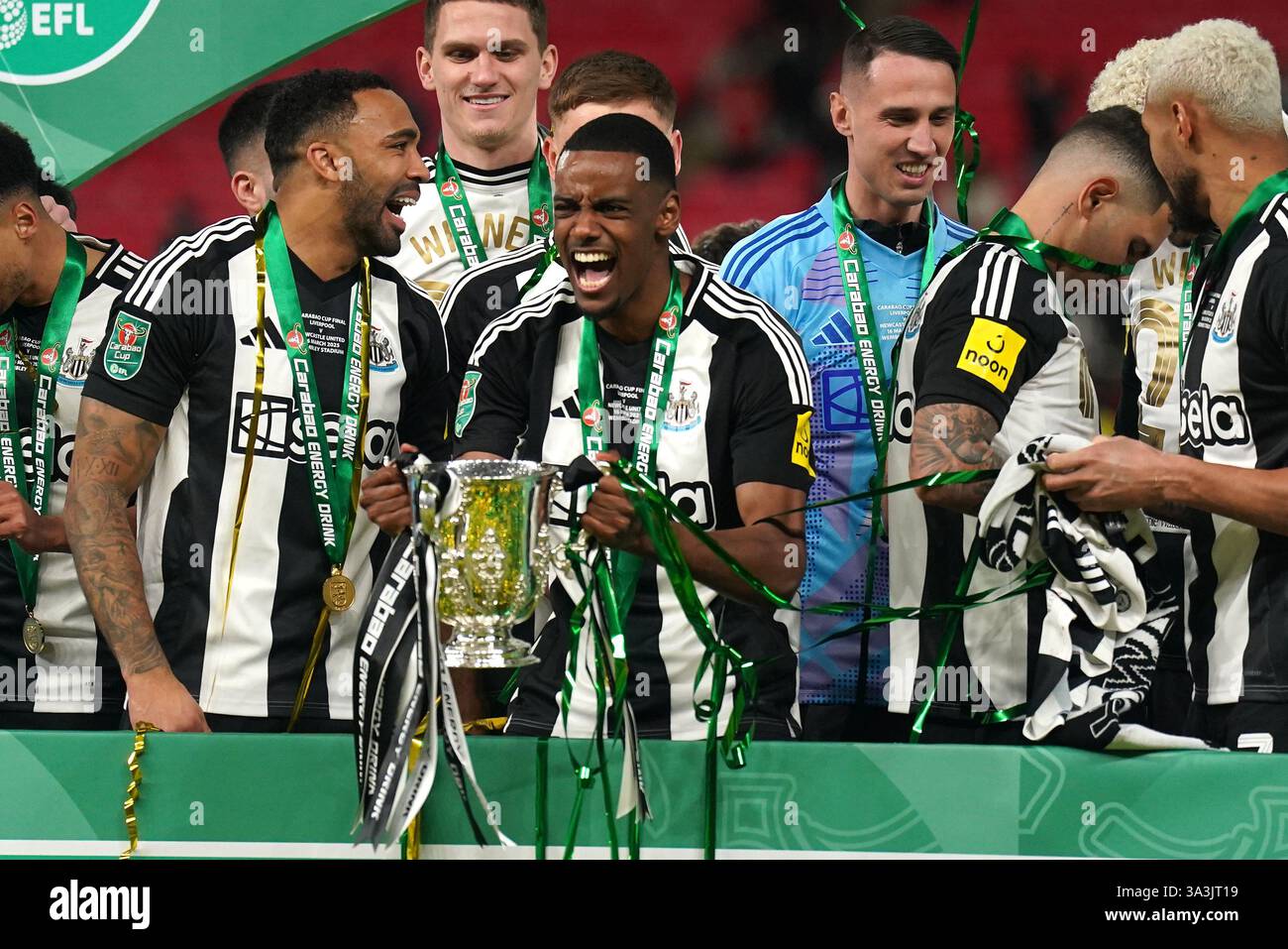 Newcastle United's Alexander Isak lifts the Carabao Cup trophy with ...