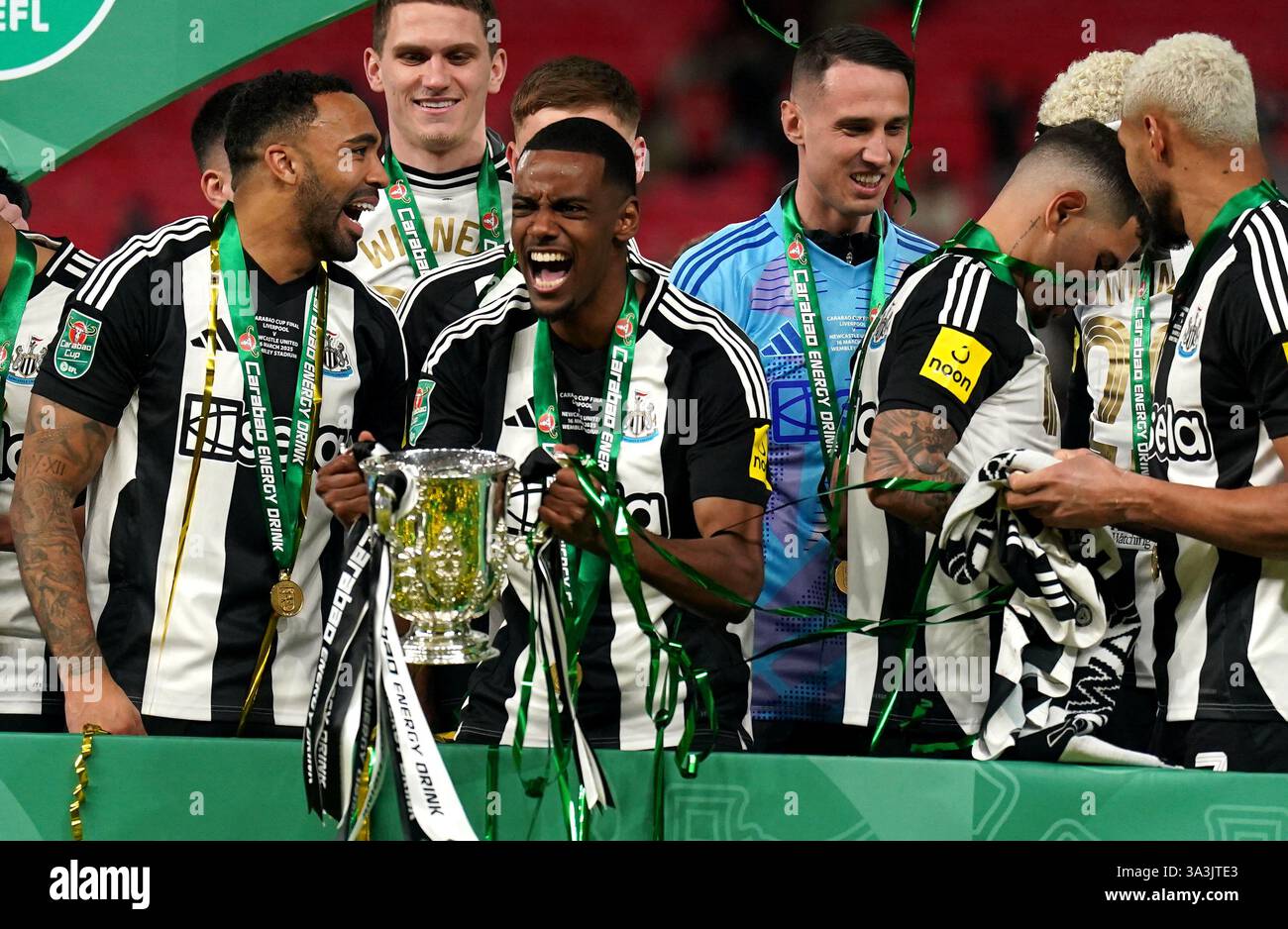 Newcastle United's Alexander Isak lifts the Carabao Cup trophy with ...