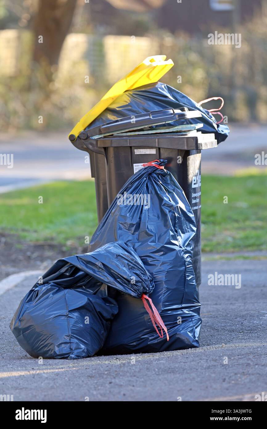 Entsorgung von Haushaltsabfällen Restmülltonnen und Mülltrennung am ...