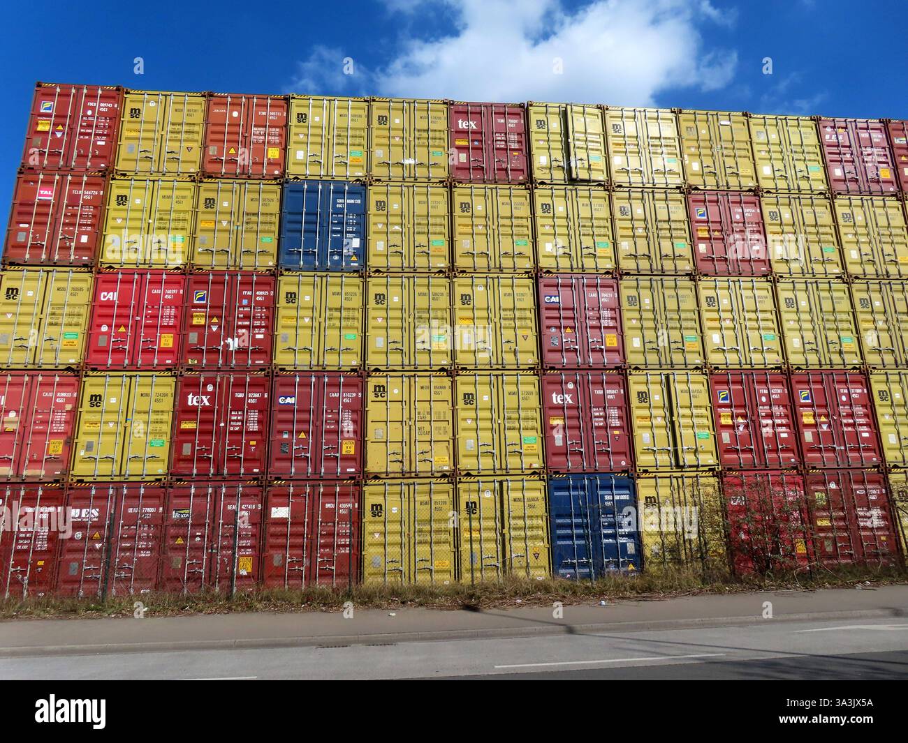 ...viele weltweit agierenden Reeder halten in den Haefen ...