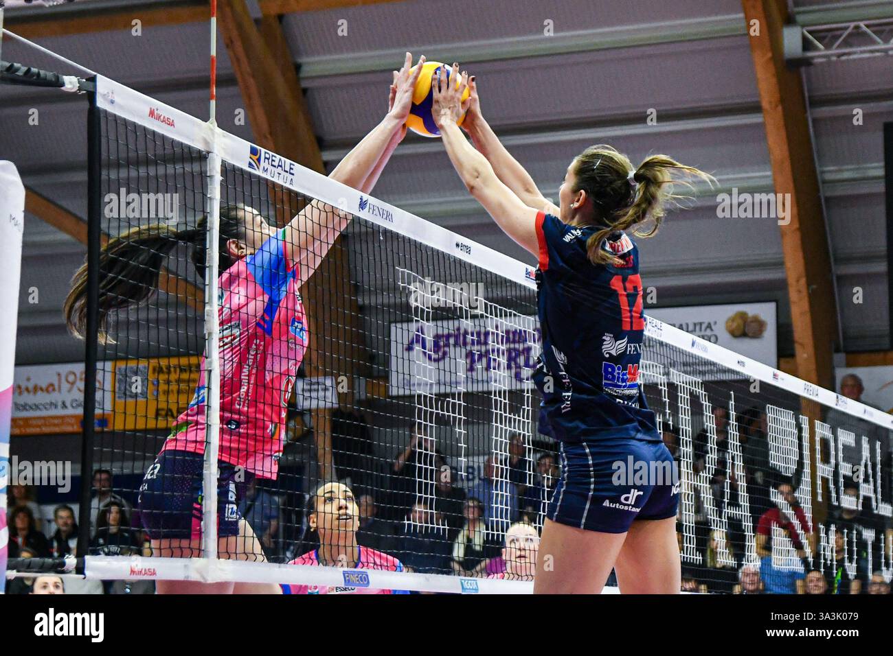 #4 Francesca Bosio of Igor Novara and #12 Anne Buis of Chieri '76 in ...