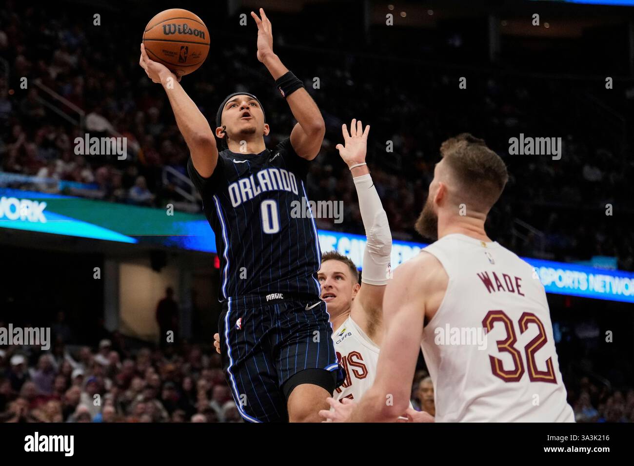 Orlando Magic guard Anthony Black (0) shoots in front of Cleveland ...