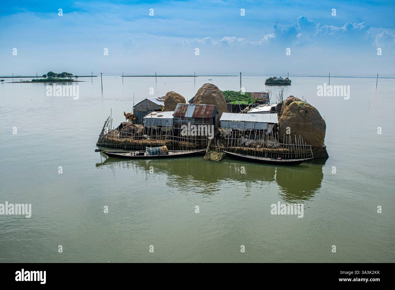 Floating homes bangladesh hi-res stock photography and images - Alamy