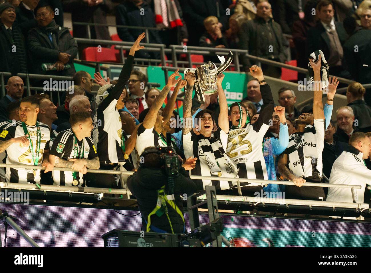 Sandro Tonali of Newcastle United lifting the Carabao Cup after the ...
