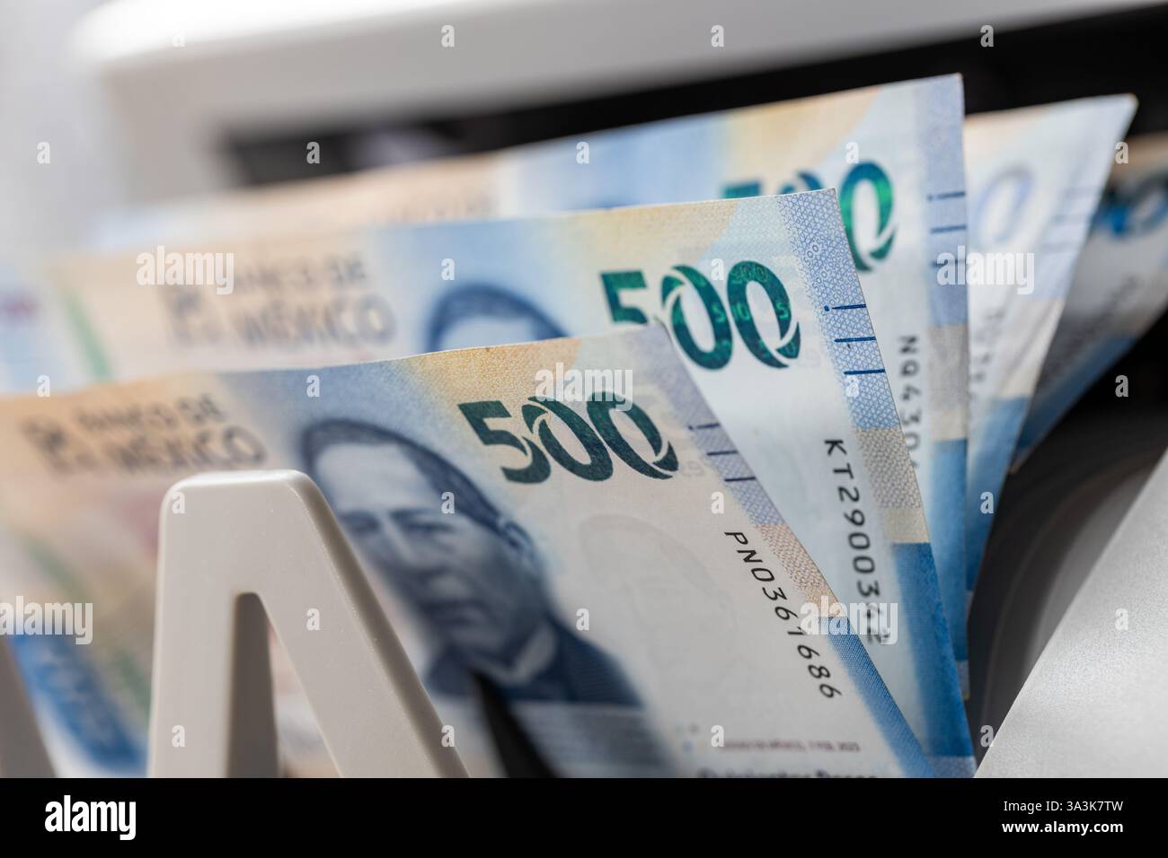 Mexico money, Counting Mexican pesos machine, 500 peso banknotes ...