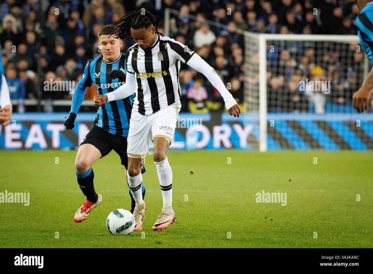 Brugge, Belgium. 16th Mar, 2025. Club's Christos Tzolis and Charleroi's ...