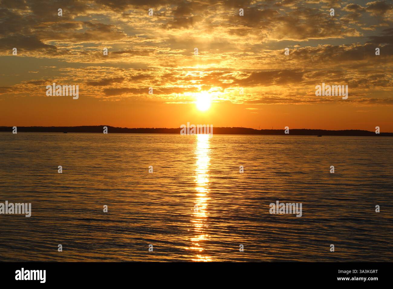 Golden hour over lake hi-res stock photography and images - Alamy