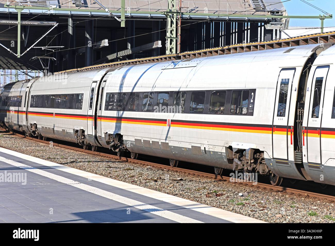 Moderne Fahrzeuge der Deutschen Bahn Ein ICE der neuen Baureihe 412 der ...