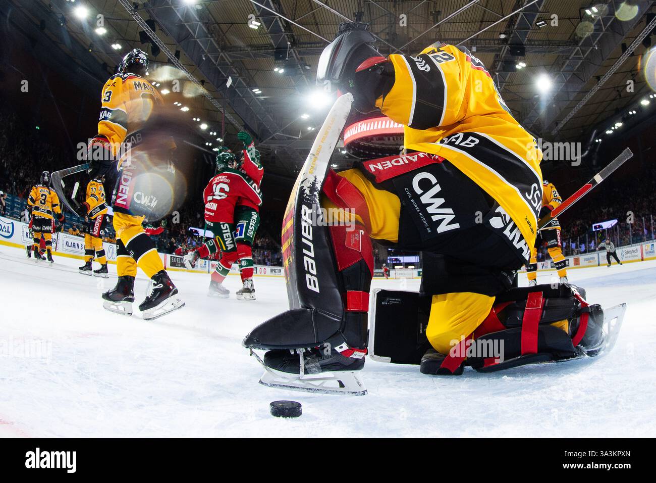 250316 Frölundas Andrea Dalen jublar ihop med Hanna Olsson efter 1-1 i ...