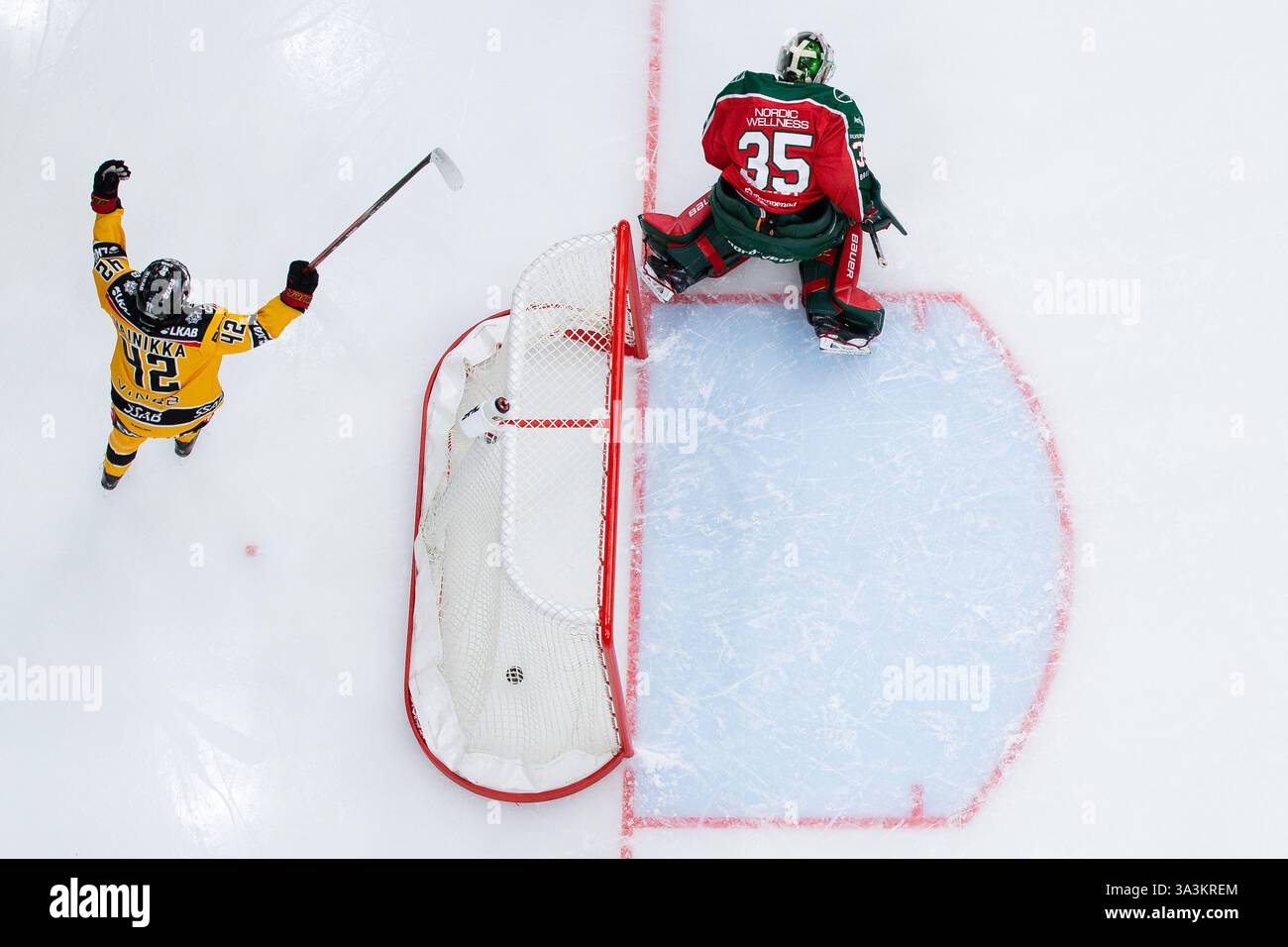 250316 Luleås Viivi Vainikka jublar efter att Sarah Bujold (ej i bild ...