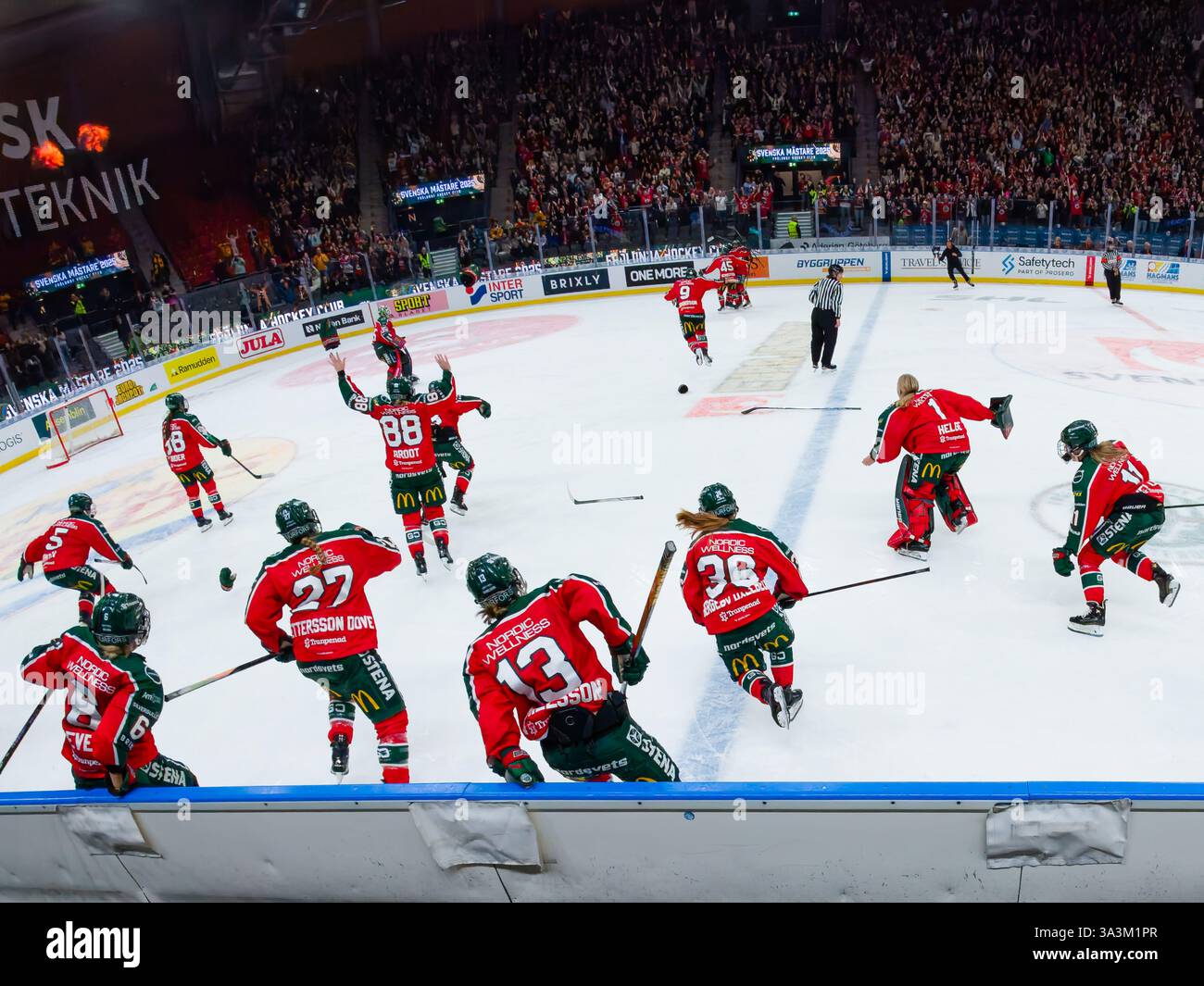 250316 Frölundas spelare jublar efter final tre i SDHL mellan Frölunda och Luleå den 16 mars ...