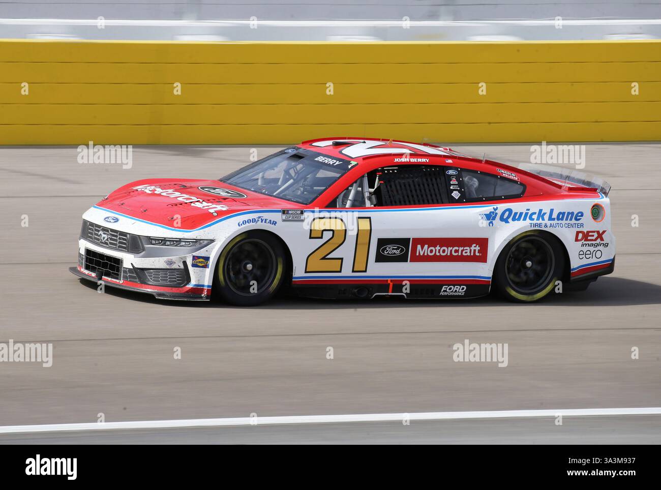 LAS VEGAS, NV - MARCH 16: Josh Berry (#21 Wood Brothers Racing ...