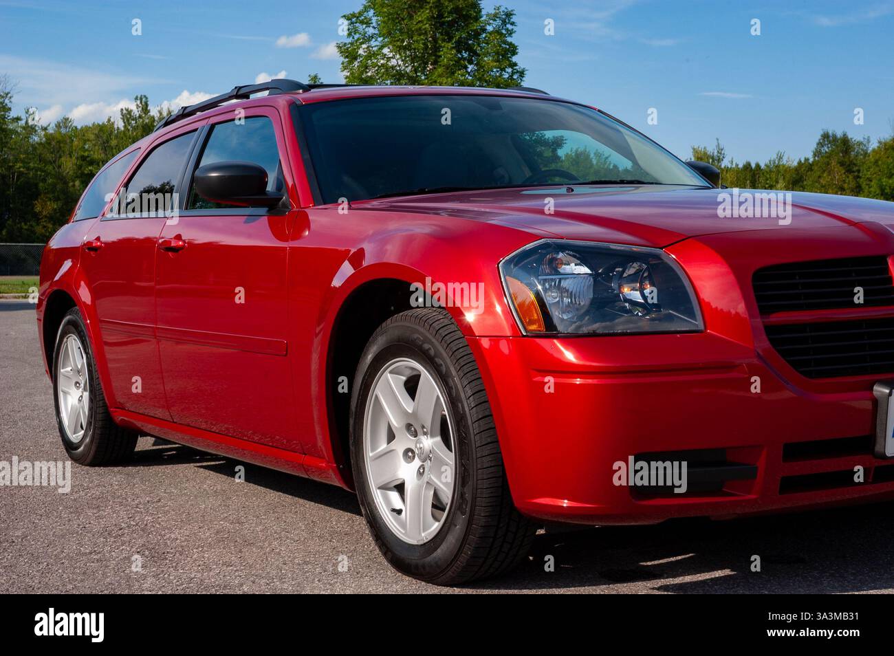 Passenger, external corner view of a red Dodge Magnum Stock Photo - Alamy